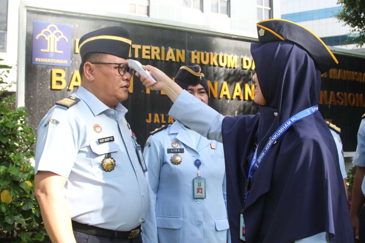 Antisipasi Penularan Corona, BPHN Lakukan Pengecekan Suhu Tubuh
