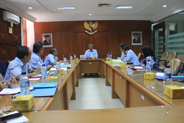 Kepala BPHN, Wicipto Setiadi memberikan masukan dalam memberikan Penilaian Peneliti Hukum